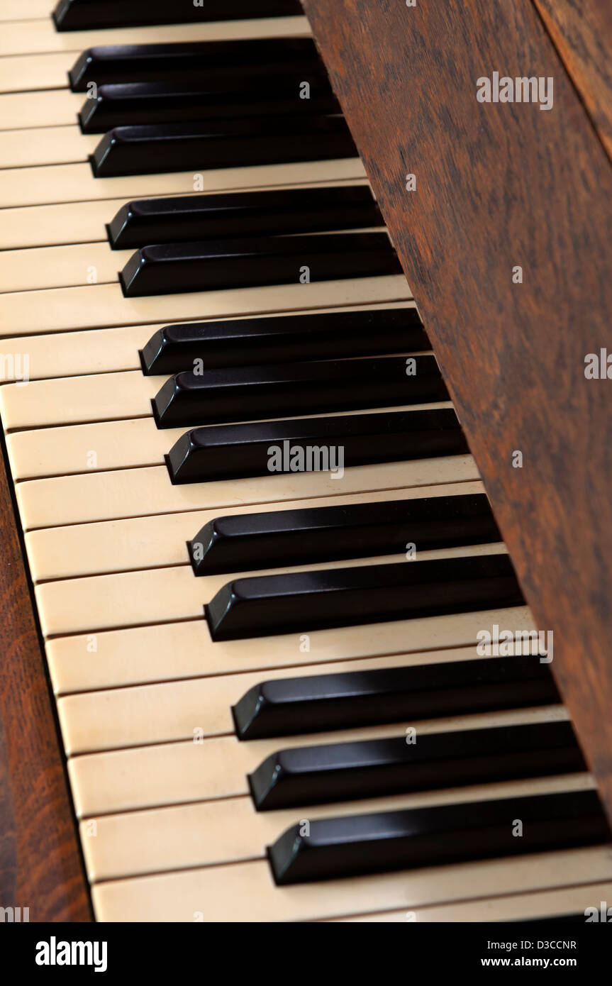 Upright piano keyboard Stock Photo - Alamy