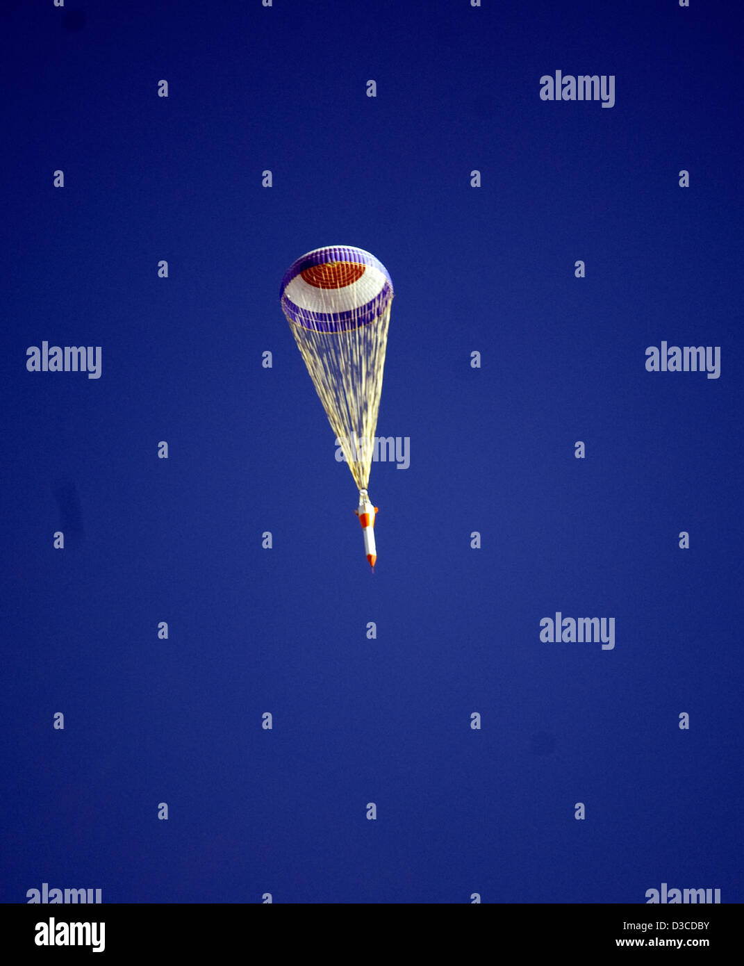 Parachute delivery hi-res stock photography and images - Alamy