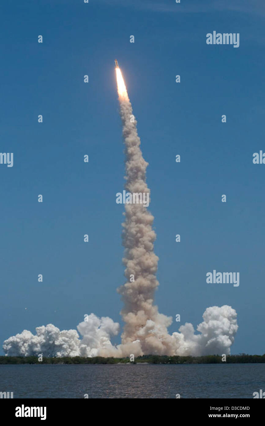 Space Shuttle Atlantis Lifts Off! (NASA, 05/14/10 Stock Photo - Alamy