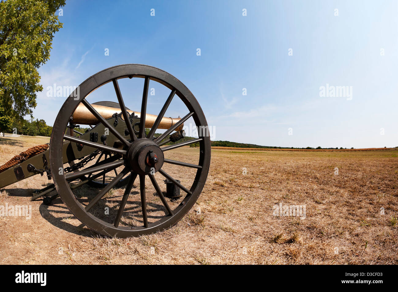 A close up shot of a Civil War cannon in an open field Stock Photo - Alamy