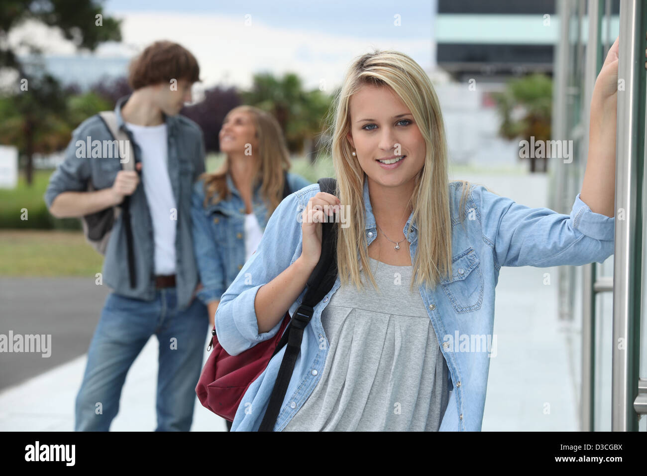 College girls walk on campus hi-res stock photography and images - Alamy