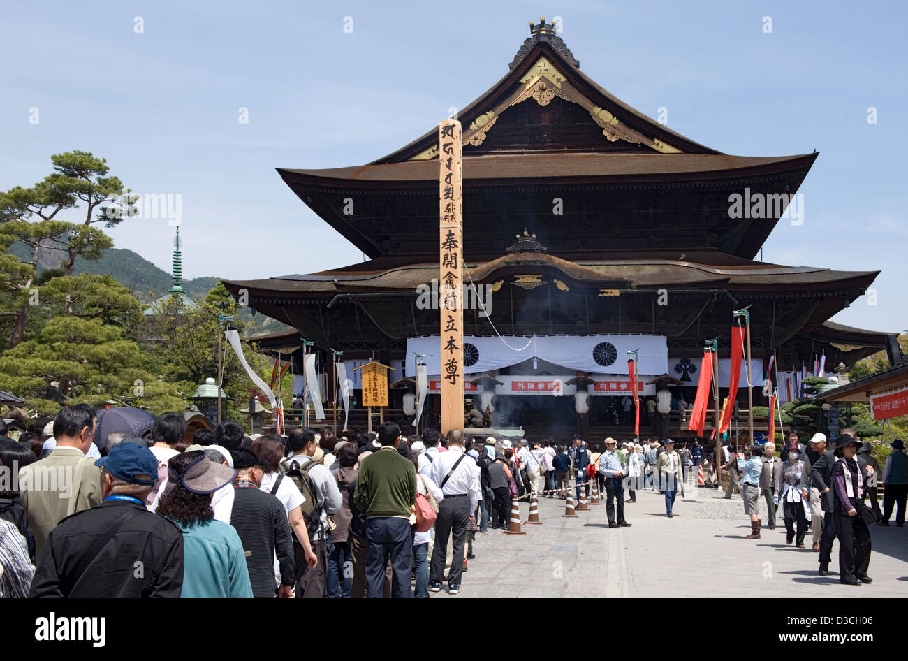 Worshipers line up in front of main hall of Tendai sect Zenkoji Temple ...