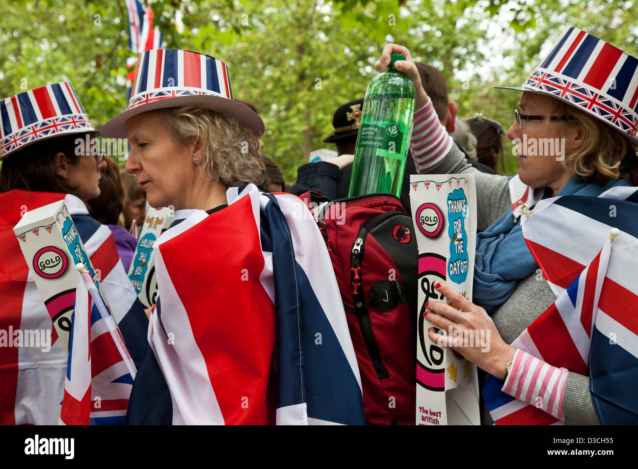 Women wearing union jack colors hi-res stock photography and images - Alamy