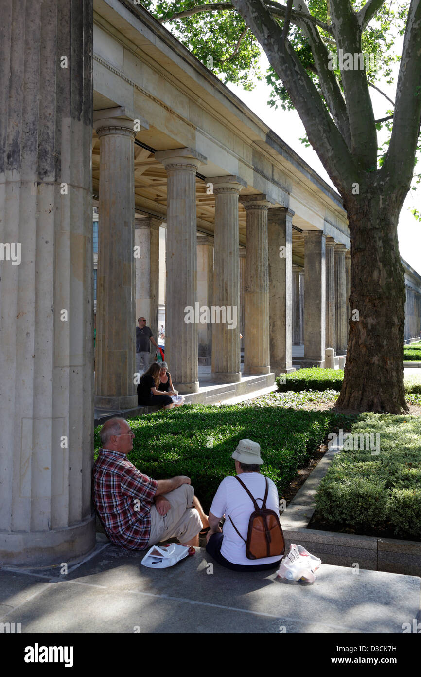 People resting outside museum hi-res stock photography and images - Alamy