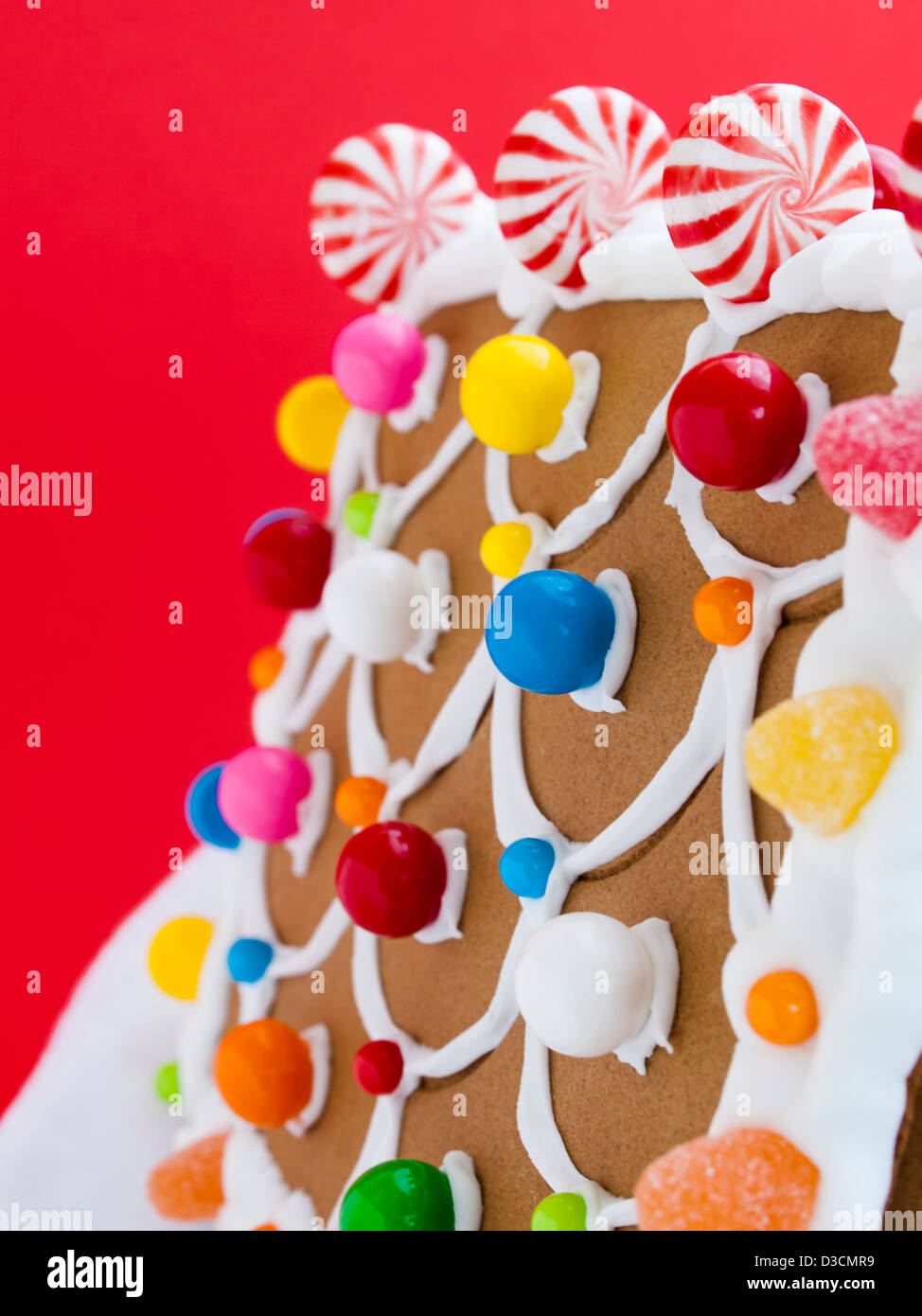 Decorated gingerbread house on red background Stock Photo - Alamy