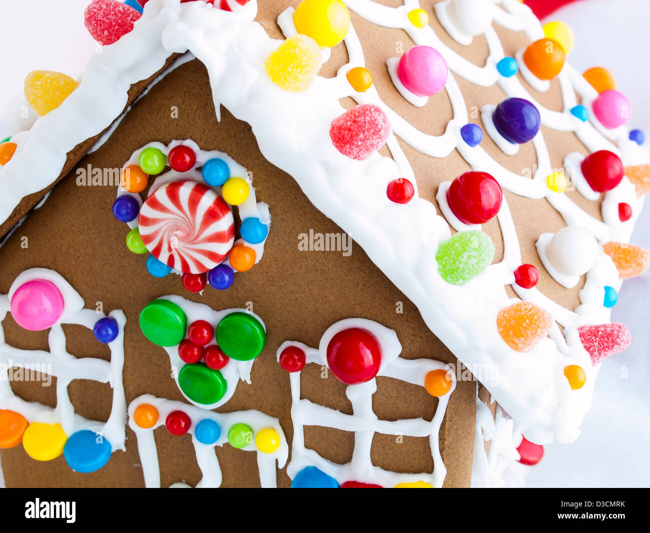 Decorated gingerbread house on red background Stock Photo - Alamy