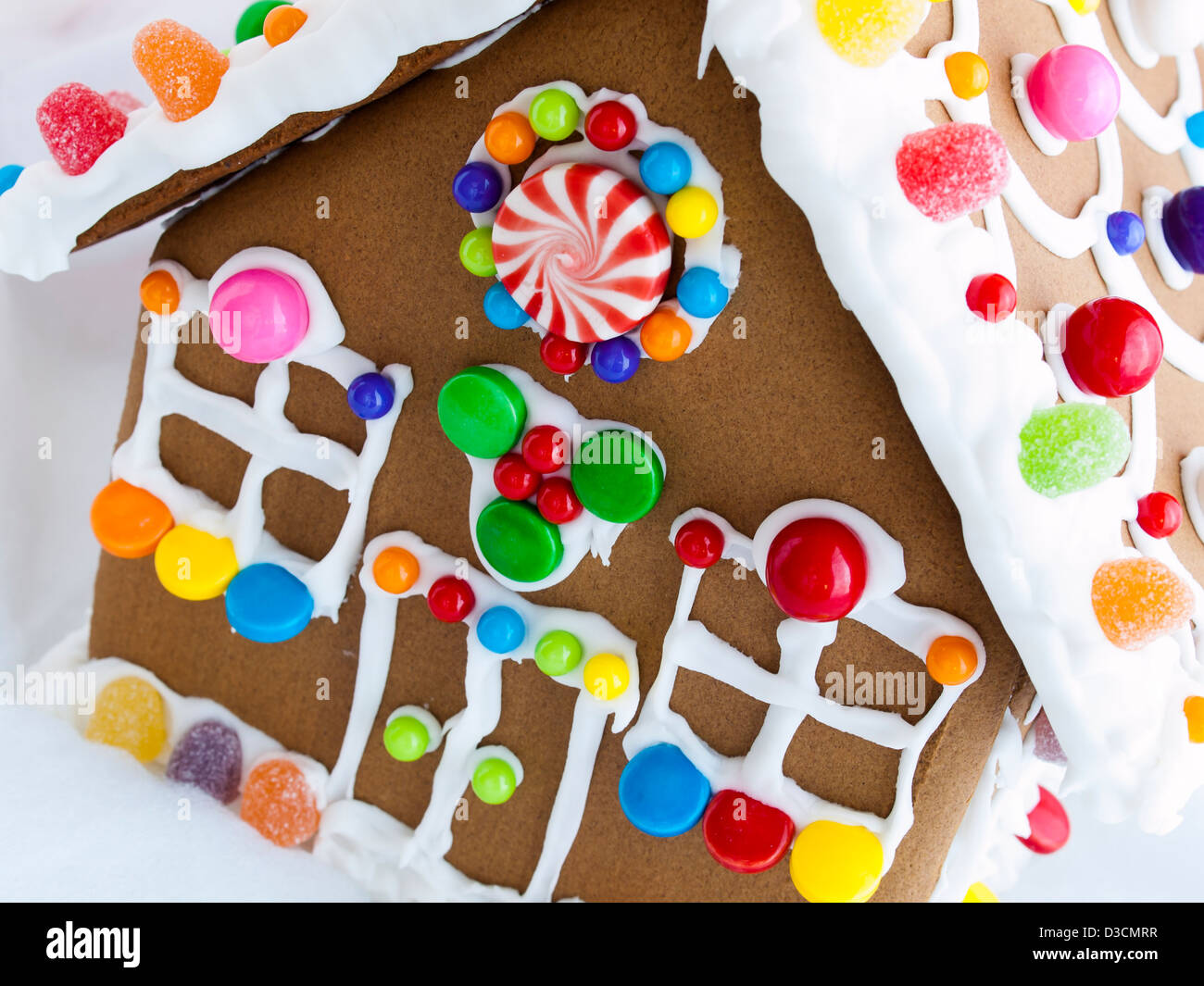 Decorated gingerbread house on red background Stock Photo - Alamy