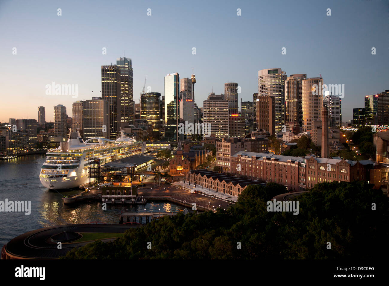 Sydney harbour ferry and cruiseship hi-res stock photography and images ...