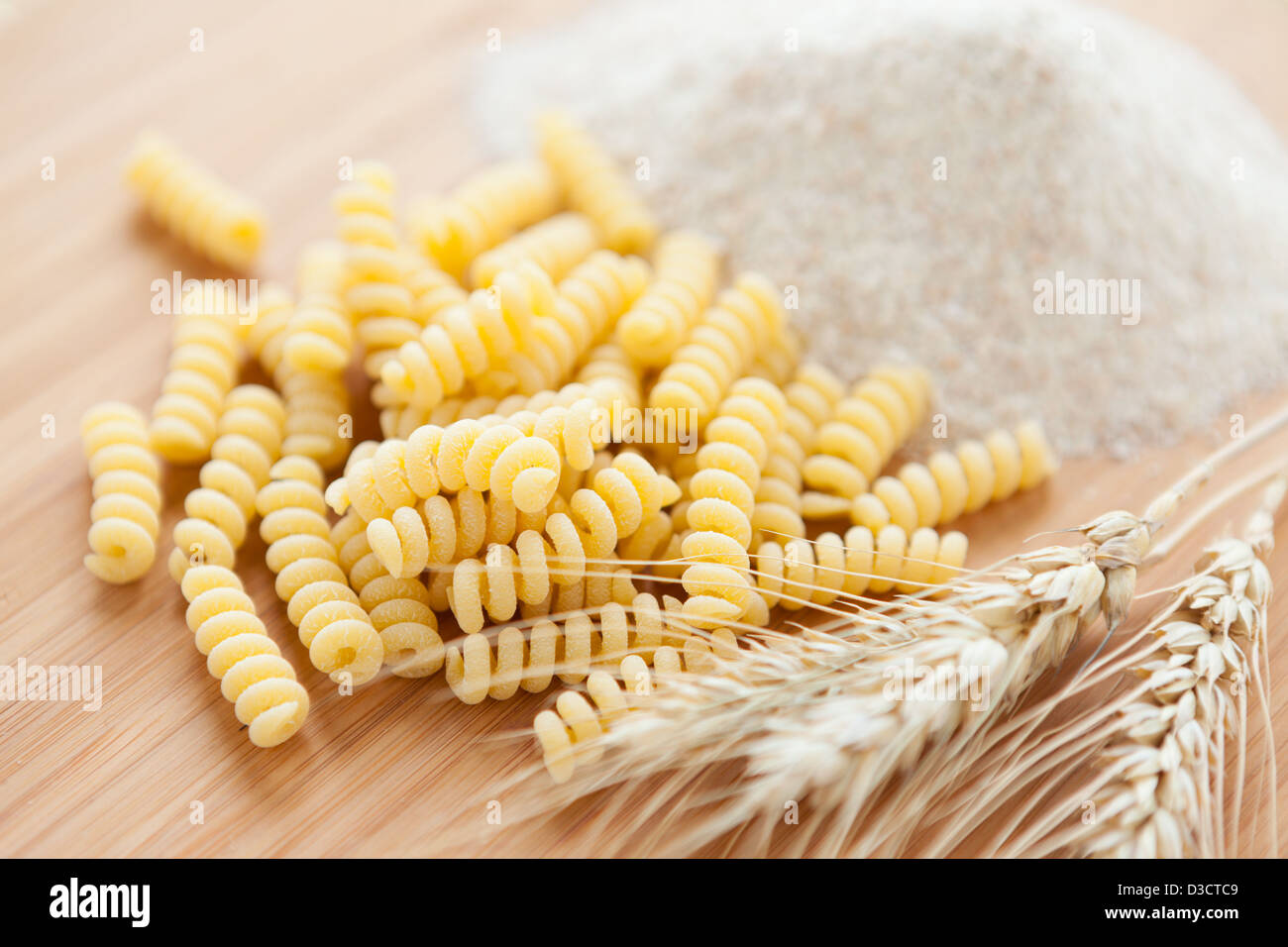 Handful macaroni pasta hi-res stock photography and images - Alamy