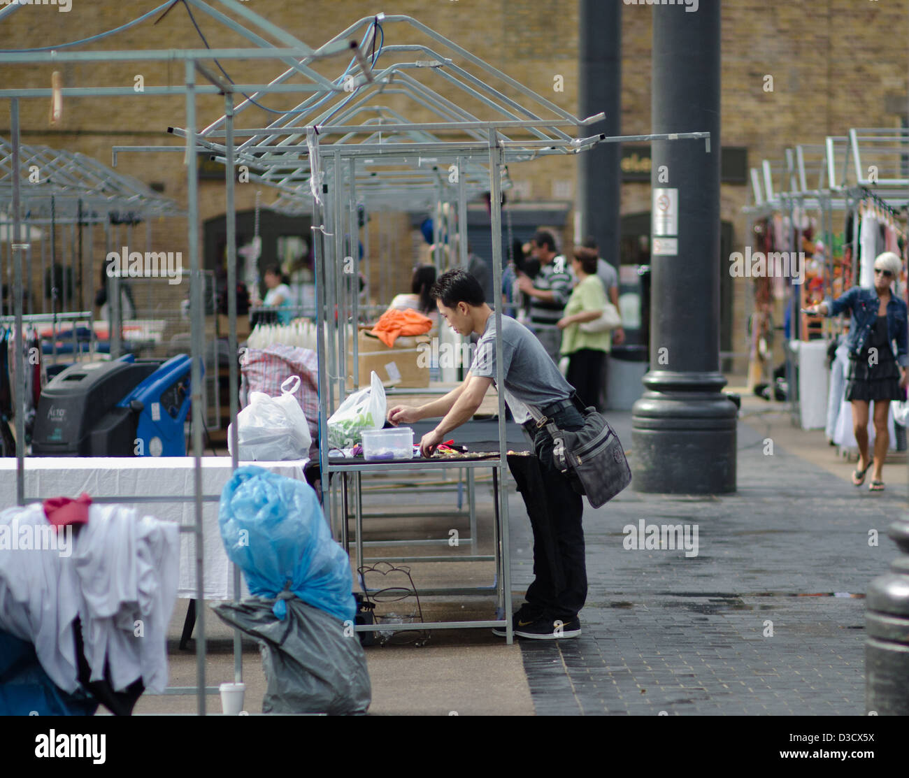 Setting up stall hi-res stock photography and images - Alamy