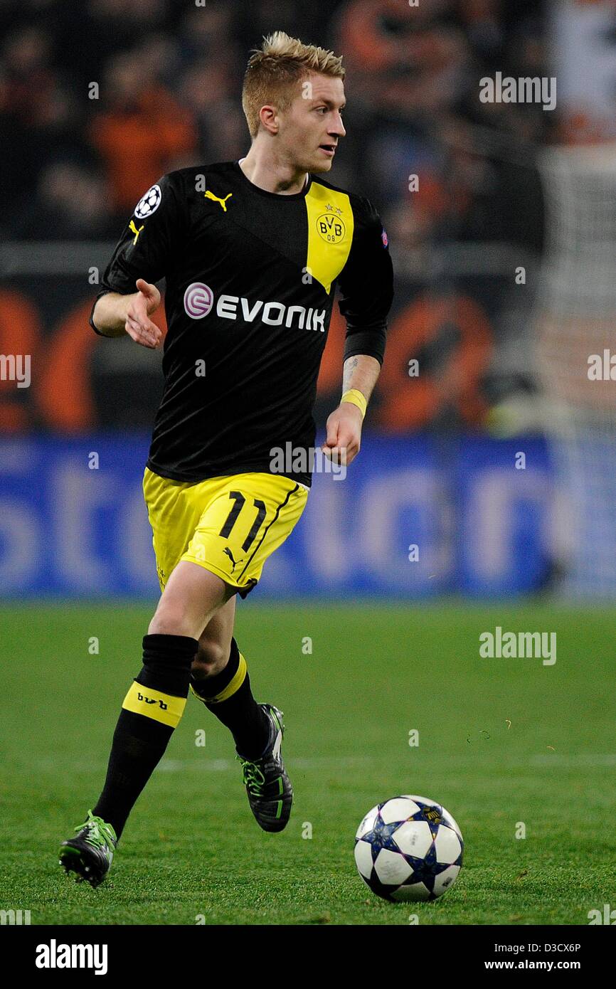 Dortmunds marco reus controls ball hi-res stock photography and images ...