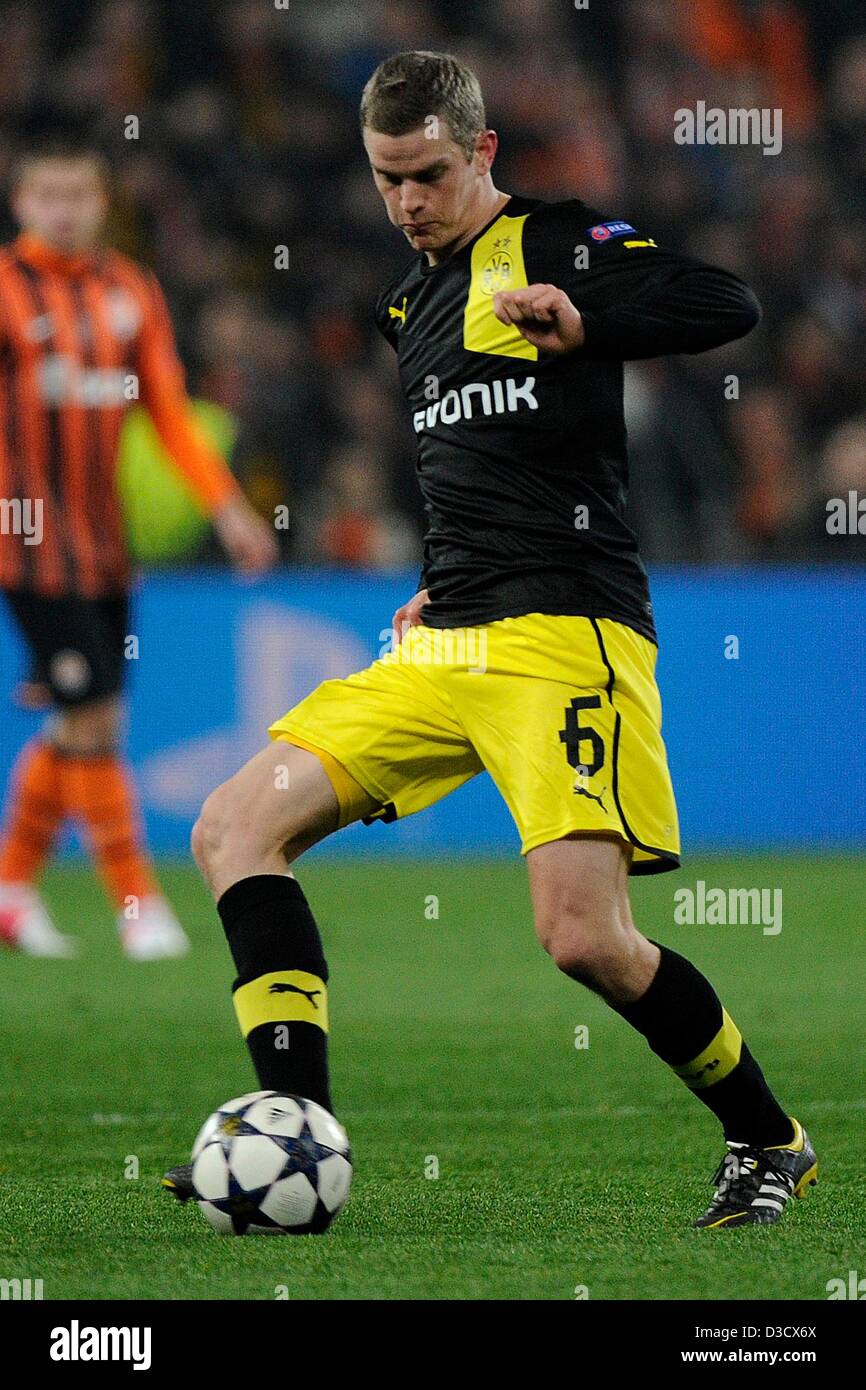 Dortmund's Sven Bender controls the ball during the UEFA Champions ...
