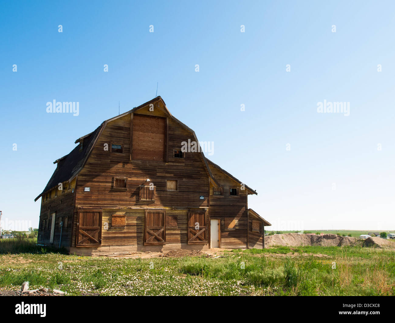 Old barn on abandoned ranch hi-res stock photography and images - Alamy