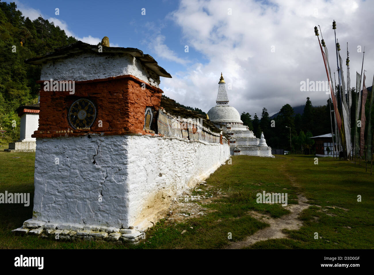 Chendebji Stupa,or Chora Kaso, Nepali based design stupa/chorten covers ...