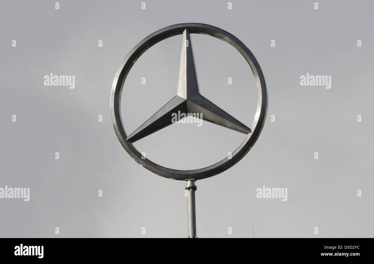 A Mercedes star towers up in front of dark clouds in Cologne, Germany ...