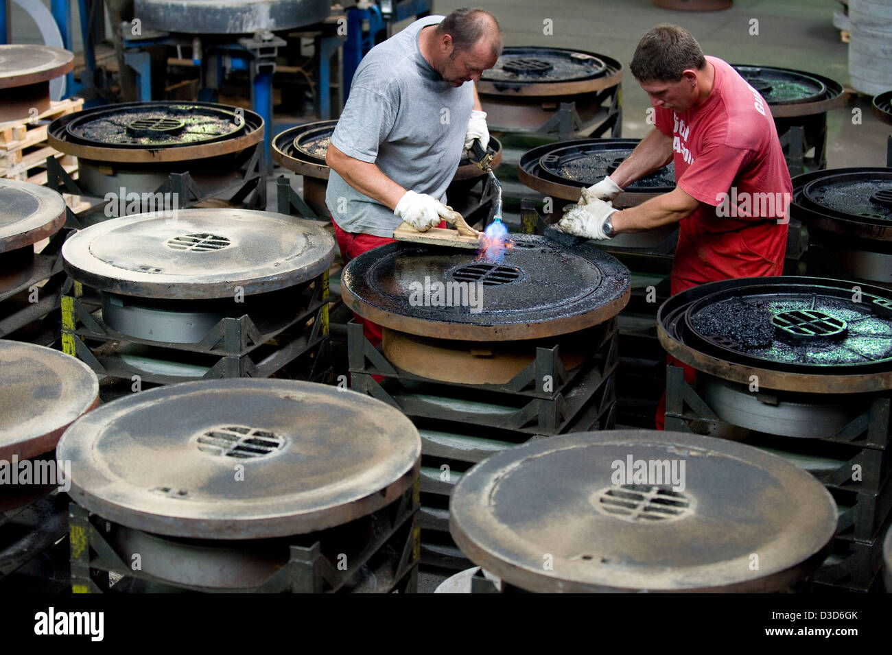 Dresden, Germany, distribute your asphalt mastic asphalt on manhole ...