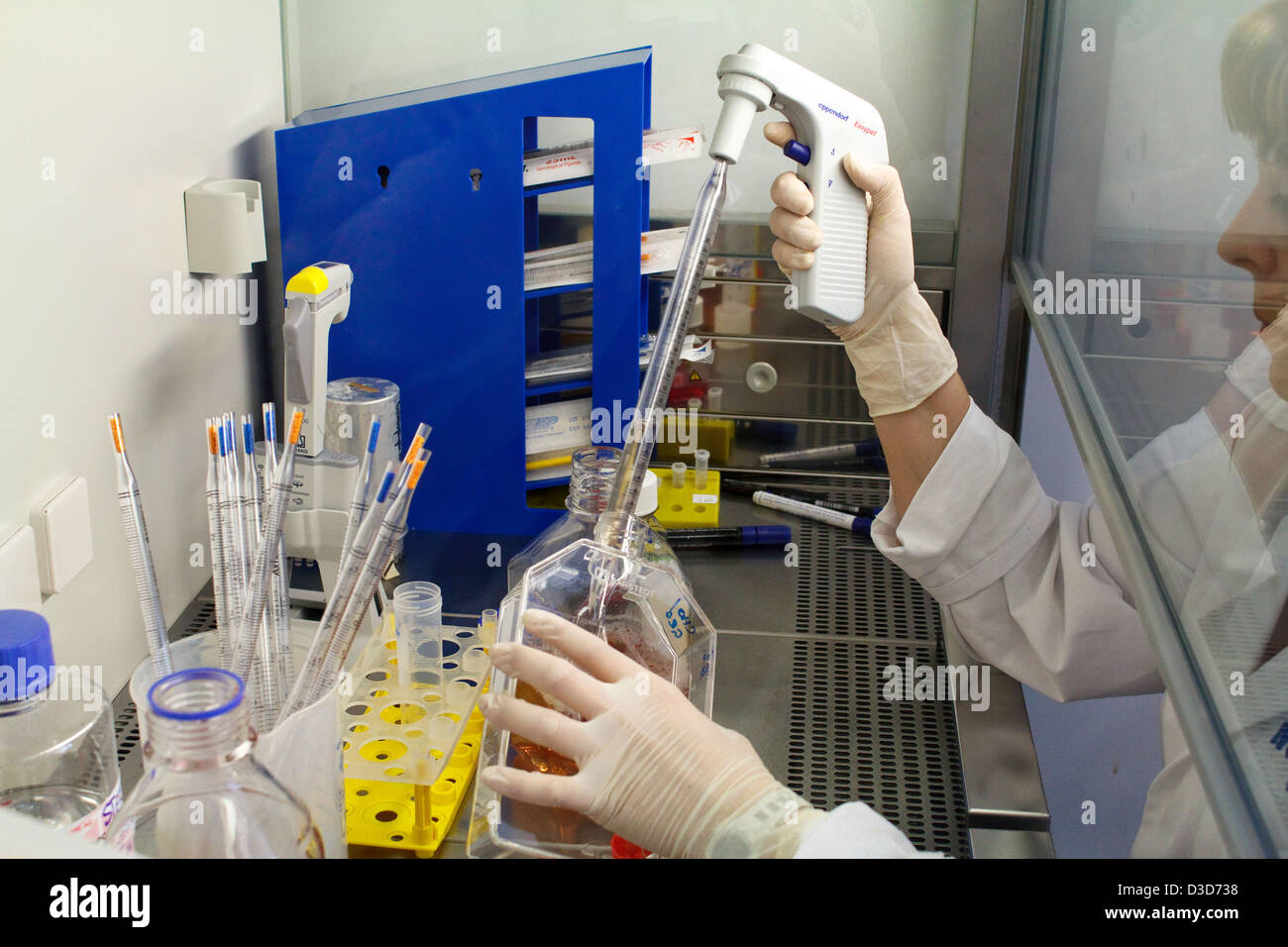 Laboratory cell research hi-res stock photography and images - Alamy