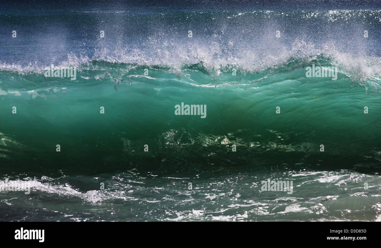 Big wave crashes on to the shore. Indian ocean Stock Photo - Alamy