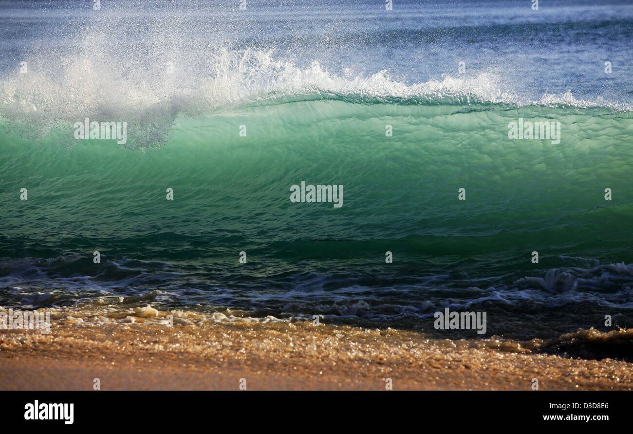 Big wave crashes on to the shore. Indian ocean Stock Photo - Alamy