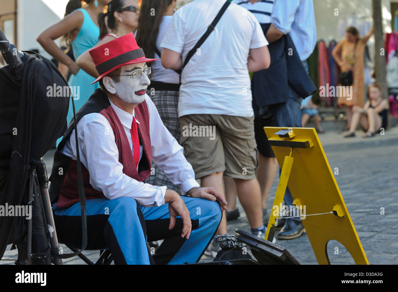 Mime street performer having a break, Paris, France Stock Photo - Alamy
