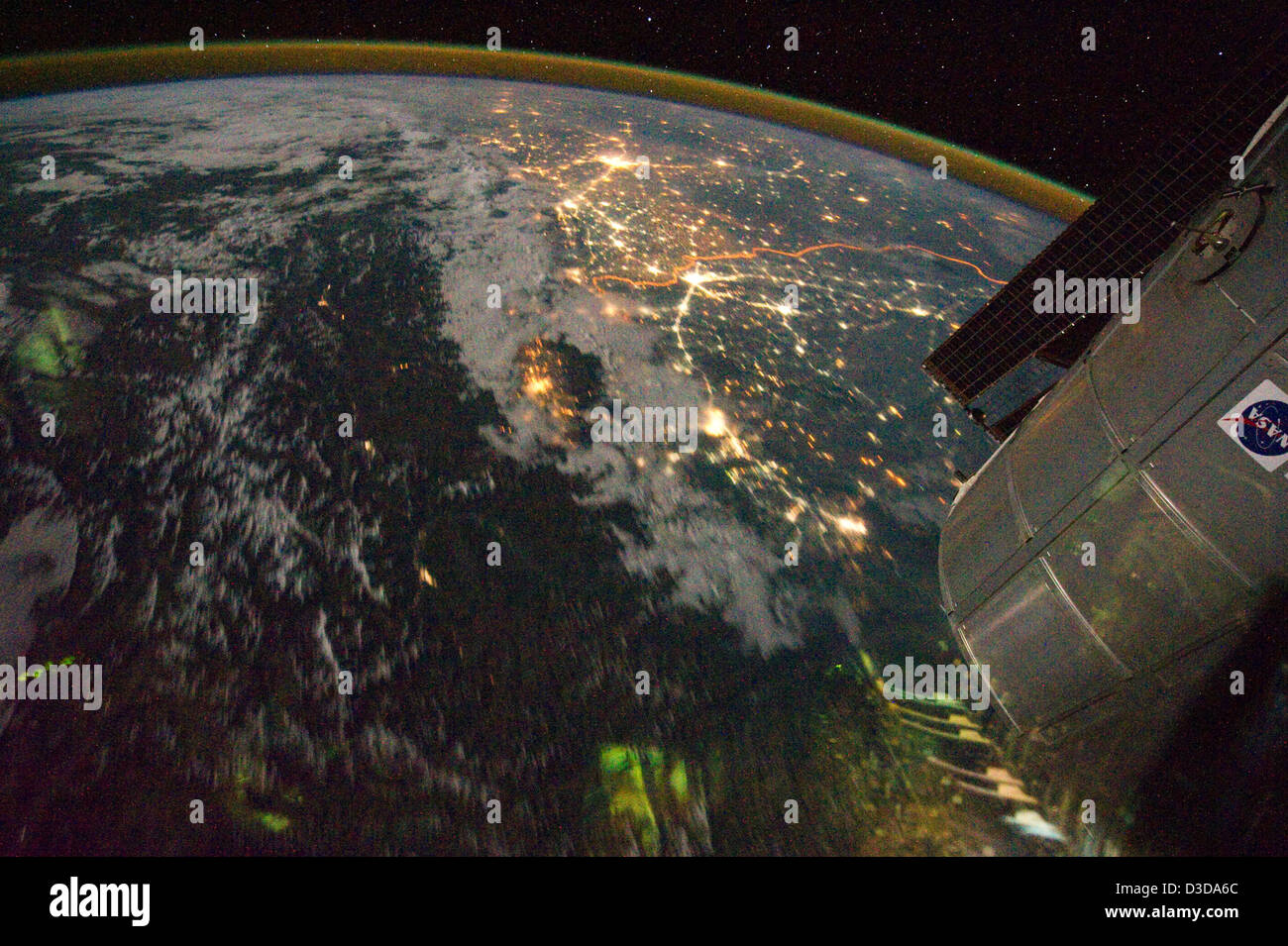 NASA captures a stunning night view of the India-Pakistan borderlands ...