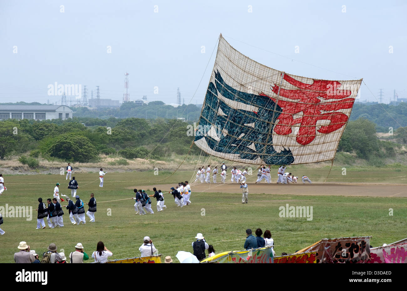 Team launches giant paper and bamboo kite weighing 950 kilos and ...