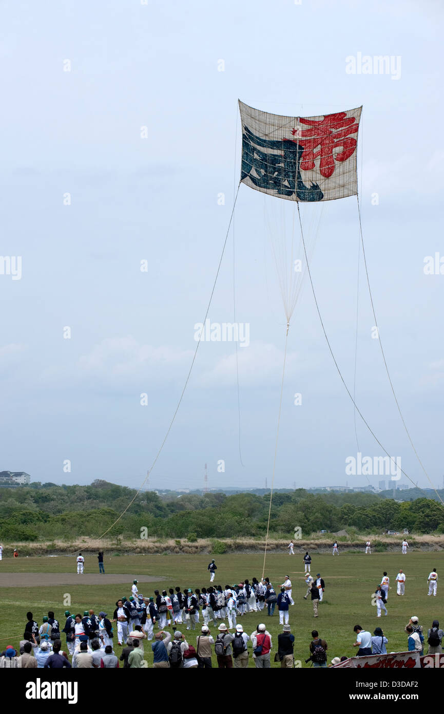 Team launches giant paper and bamboo kite weighing 950 kilos and ...