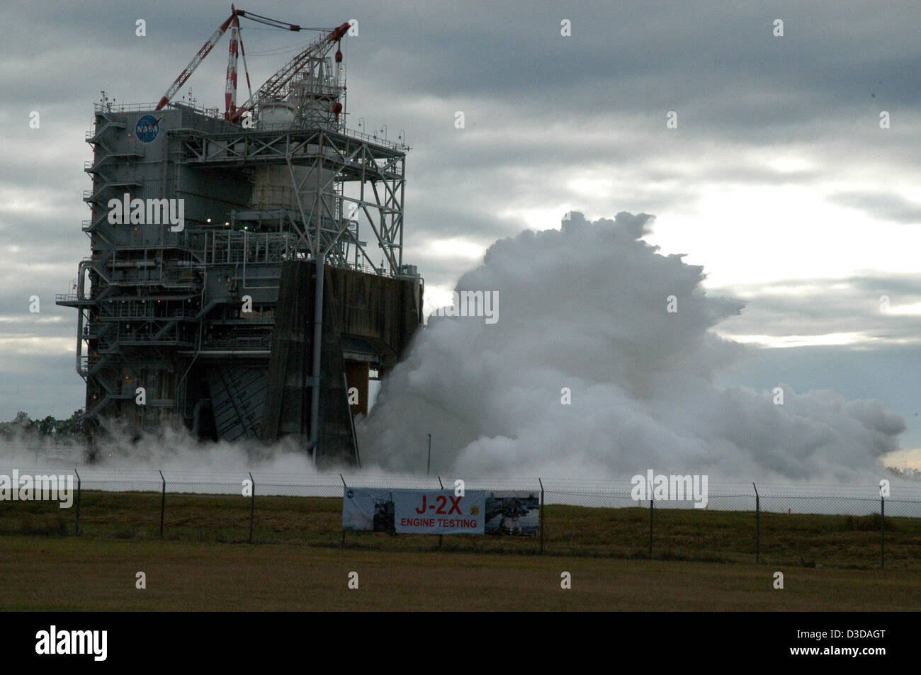 NASA tests the J-2X rocket engine for 500 seconds at the Marshall Space ...