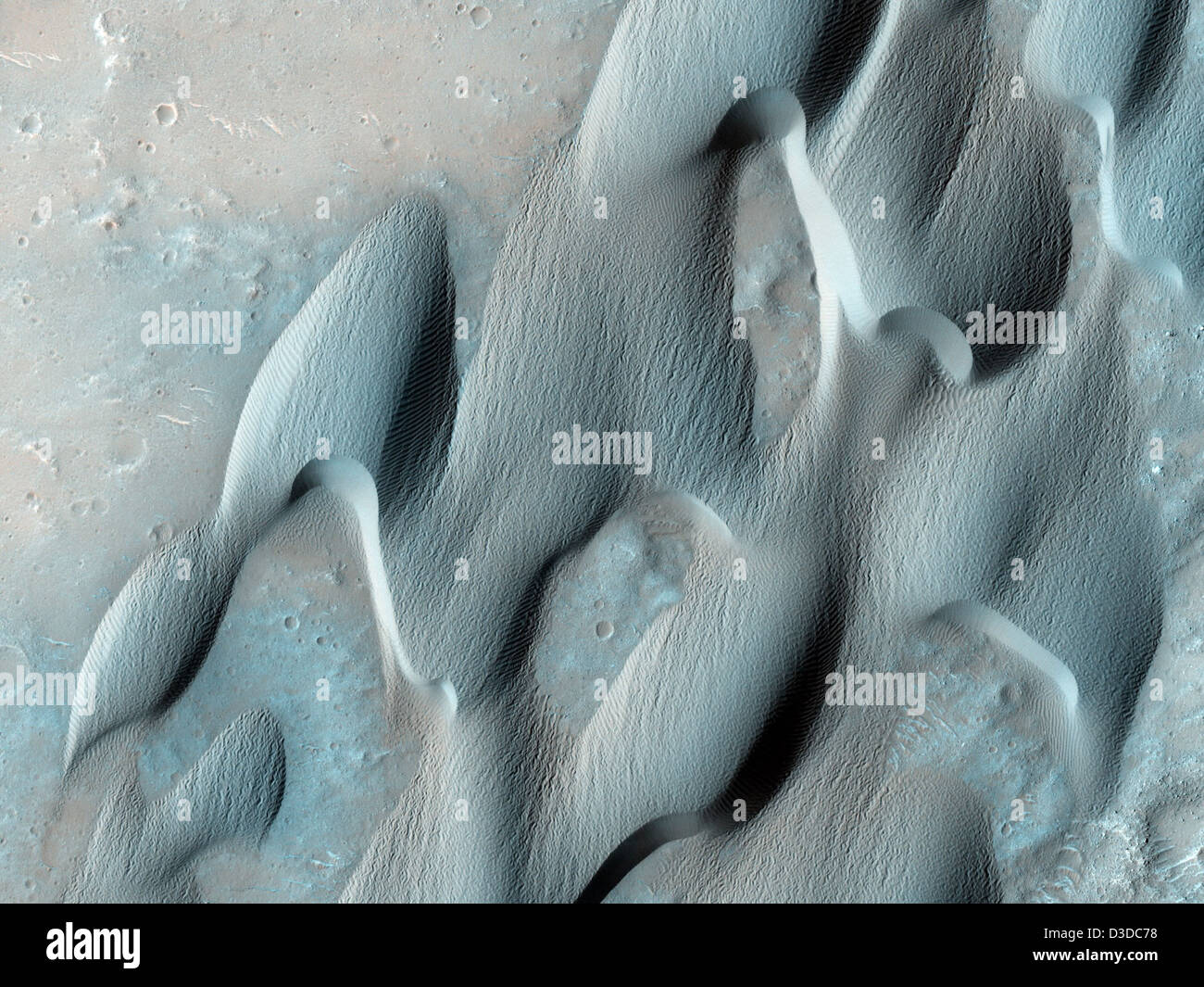 NASA’s Mars Reconnaissance Orbiter captures images of dunes inside ...