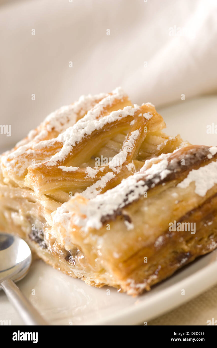 A nice slice of apple pie. Close up Stock Photo - Alamy