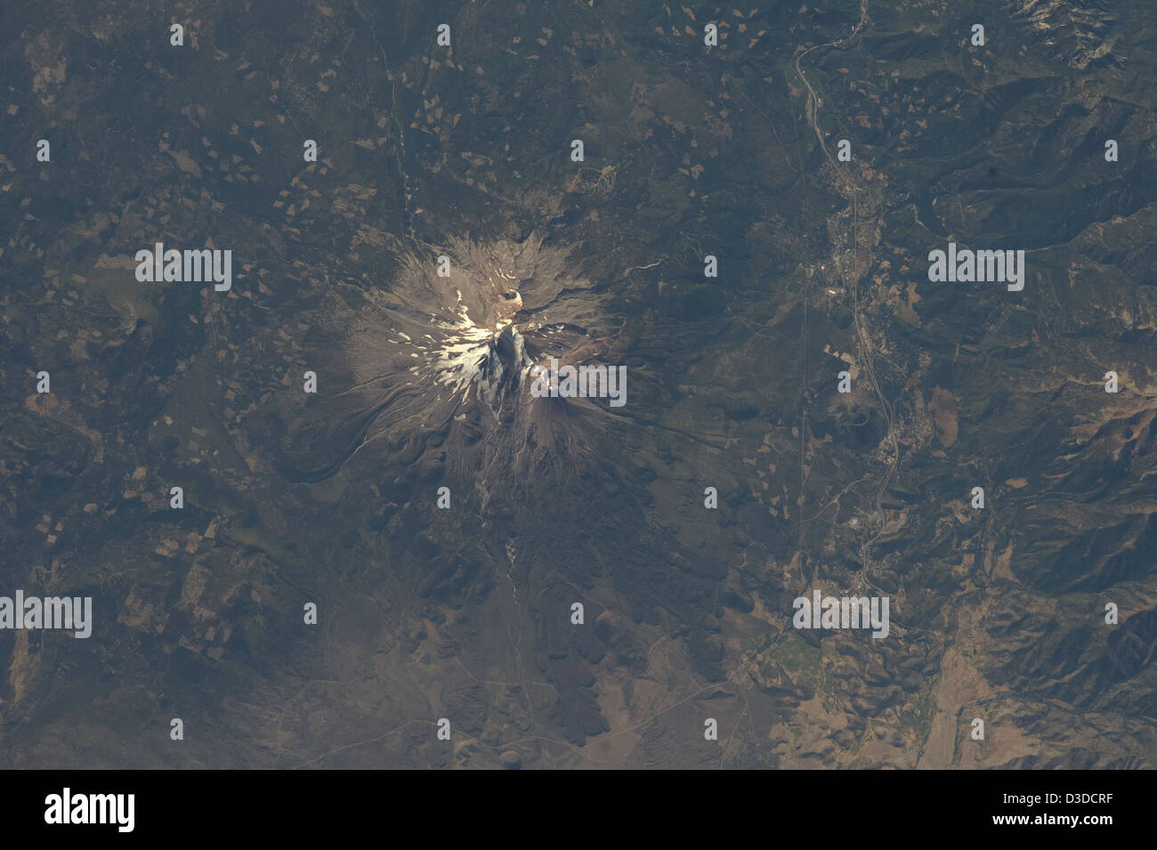 Mount shasta shastina hi-res stock photography and images - Alamy