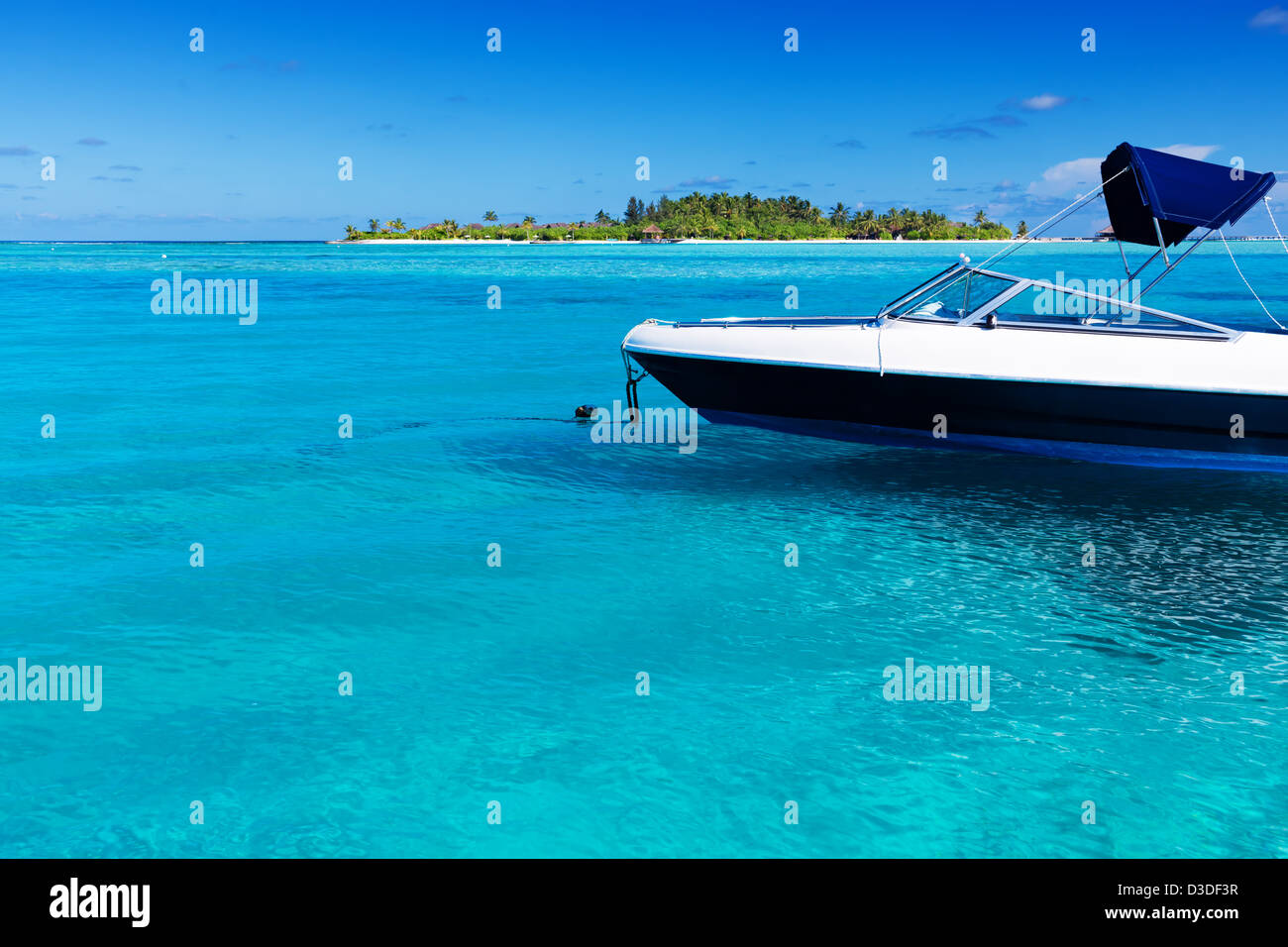 White boat on horizon tropical hi-res stock photography and images - Alamy