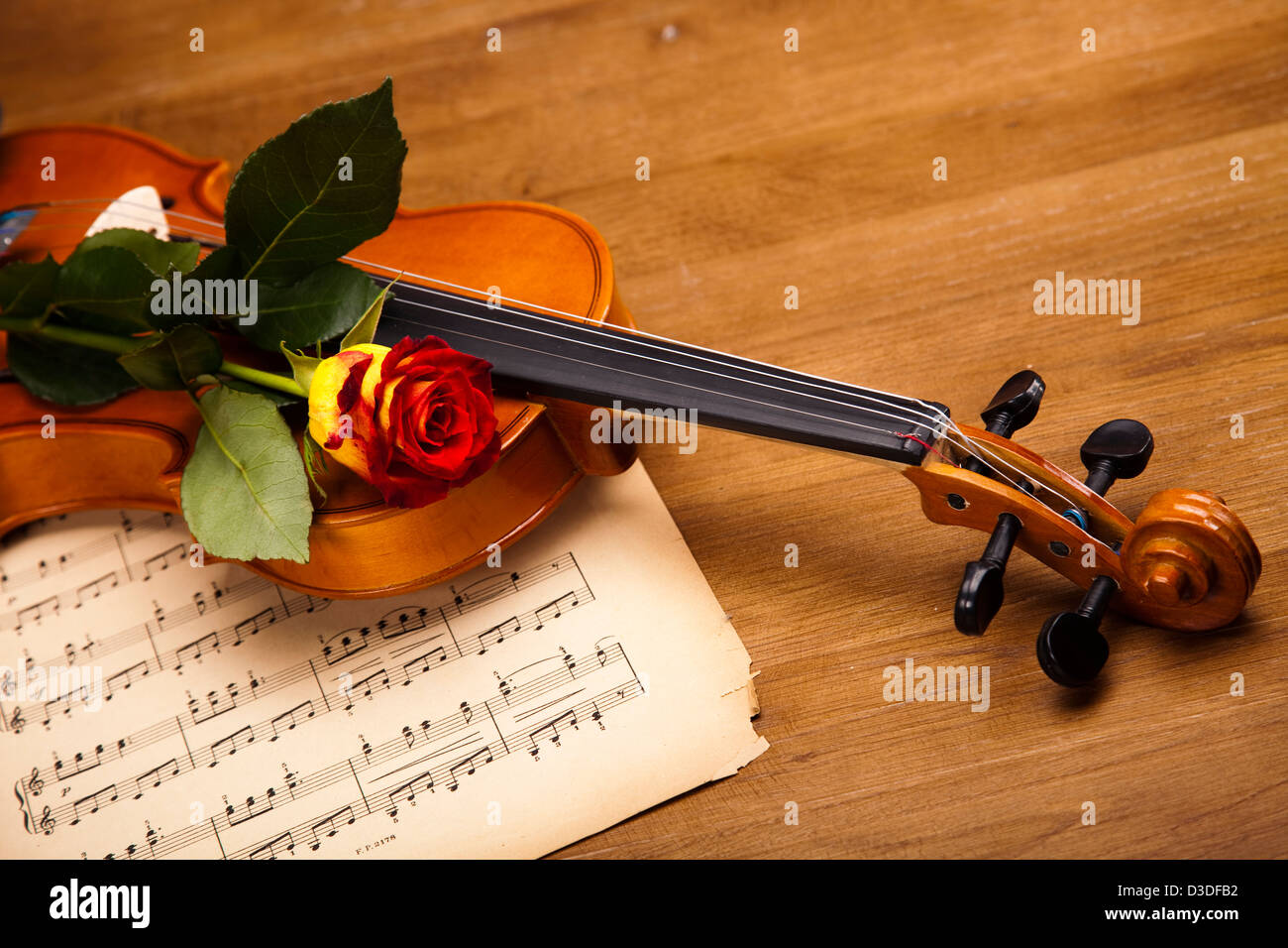 Red roses, violin Stock Photo - Alamy