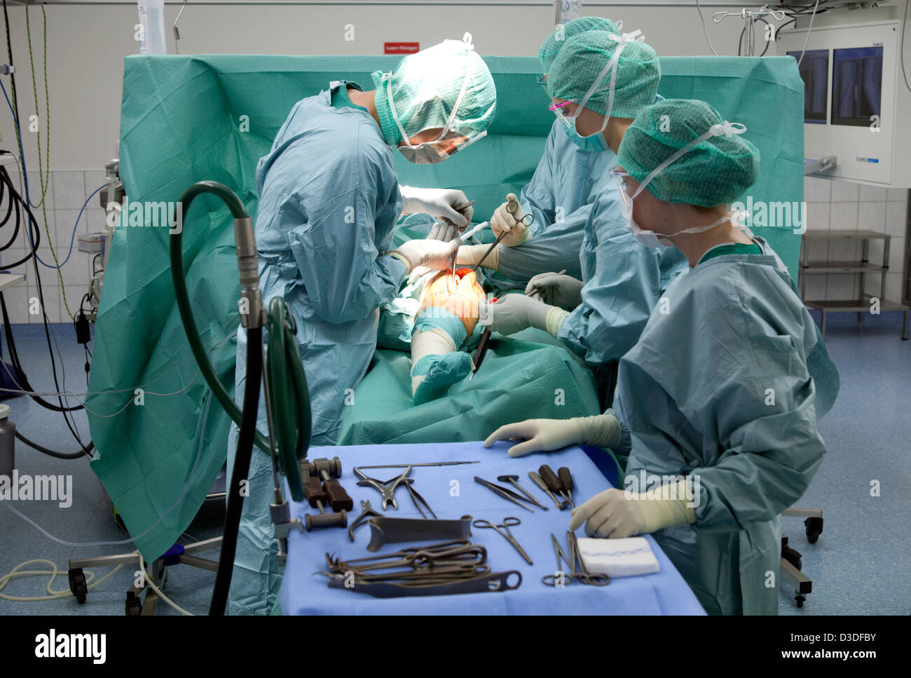 Knee surgery doctor hi-res stock photography and images - Alamy