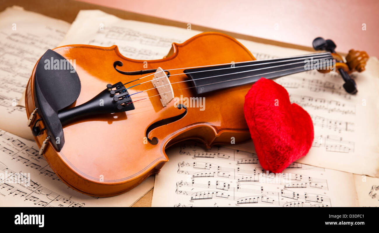 Valentine violin, red heart Stock Photo - Alamy