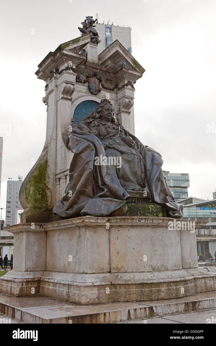 Queen Victoria's Statue in Piccadilly Gardens Manchester England Stock Photo - Alamy