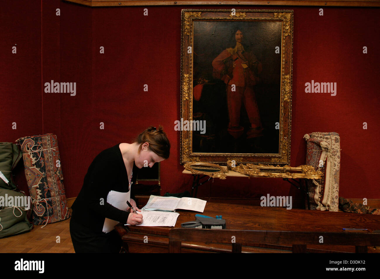 LONDON, ENGLAND - MARCH 2004: Staff at Christie's auction house, King ...