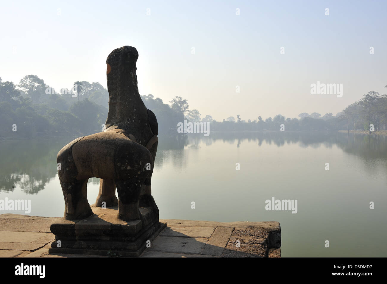 Moat around building hi-res stock photography and images - Alamy