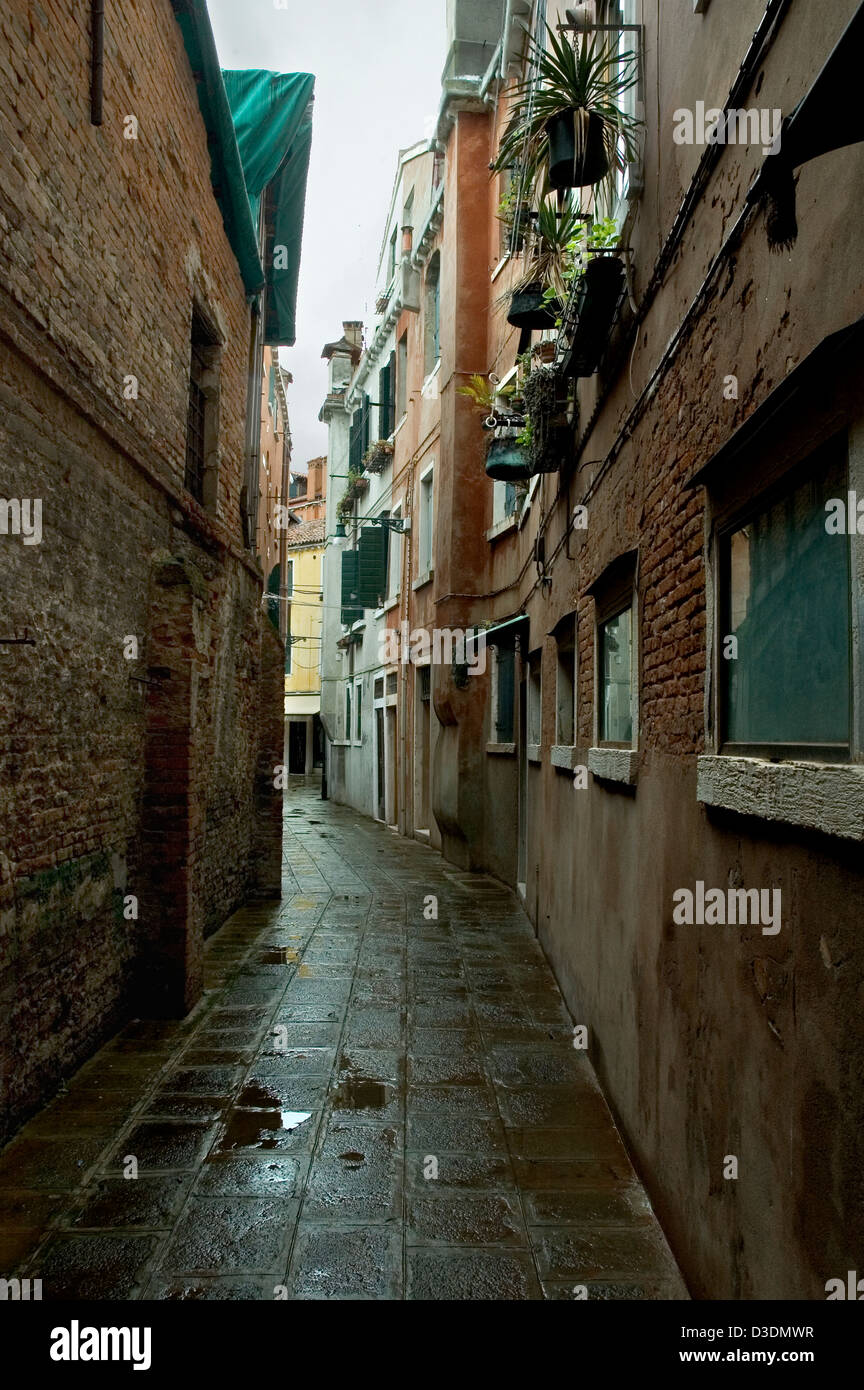 Back alley venice italy hi-res stock photography and images - Alamy