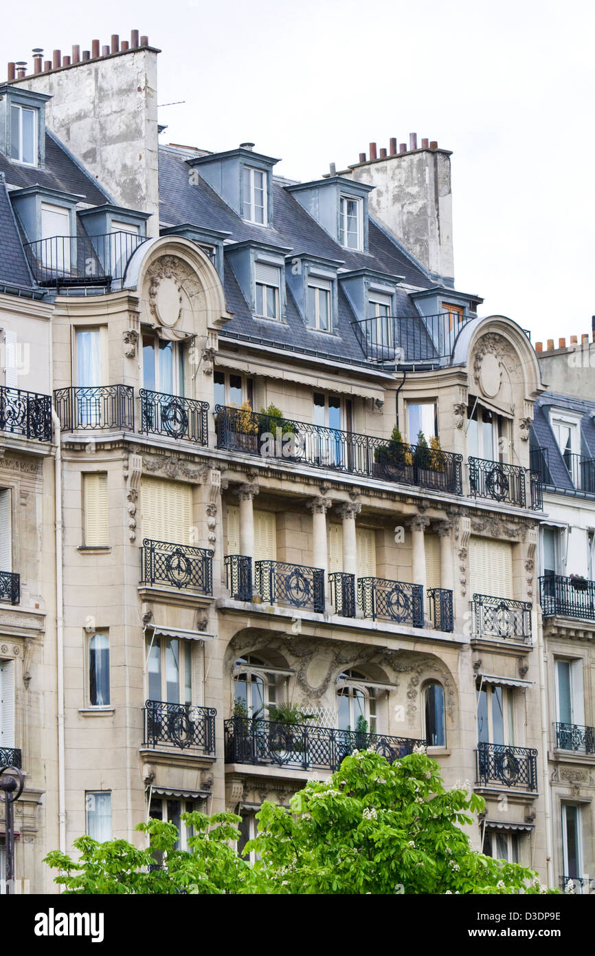 Close up section of the typical buildings of the streets of Paris ...