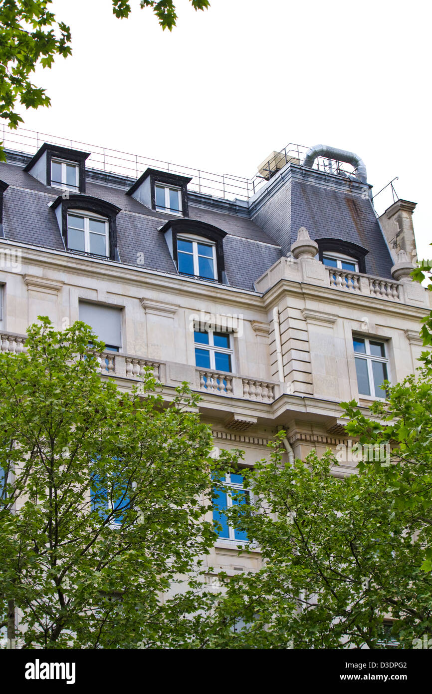 Close up section of the typical buildings of the streets of Paris ...