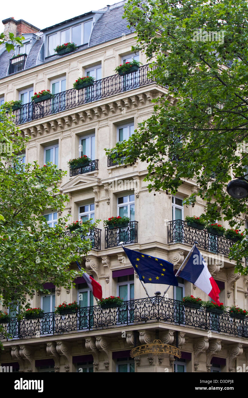 Close up section of the typical buildings of the streets of Paris ...