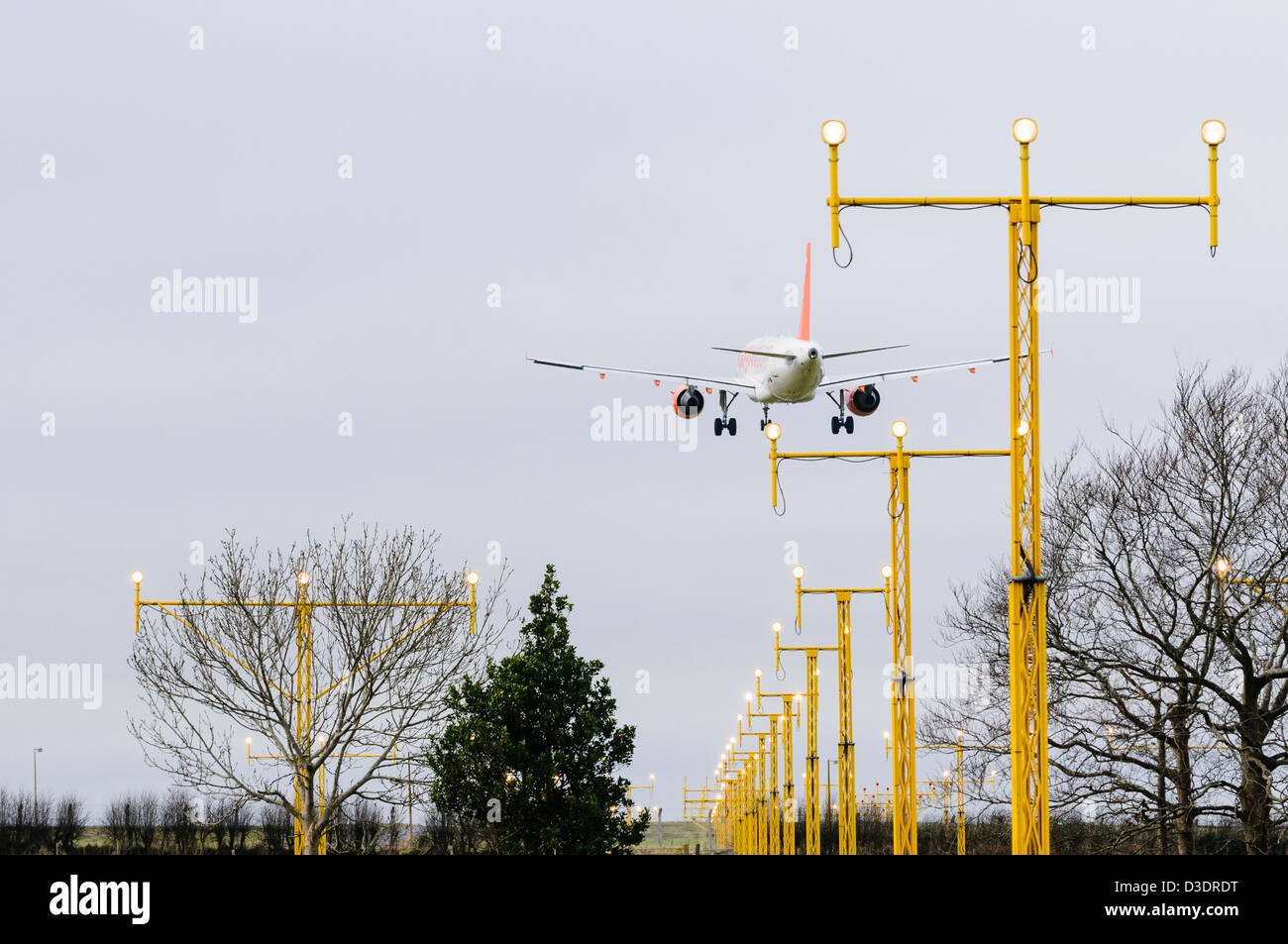 Airport approach lights hi-res stock photography and images - Alamy
