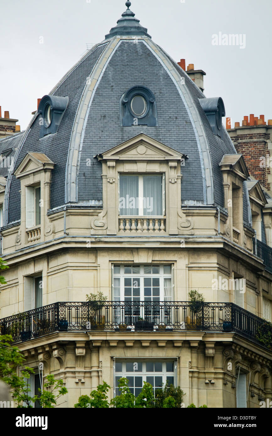Close up section of the typical buildings of the streets of Paris ...