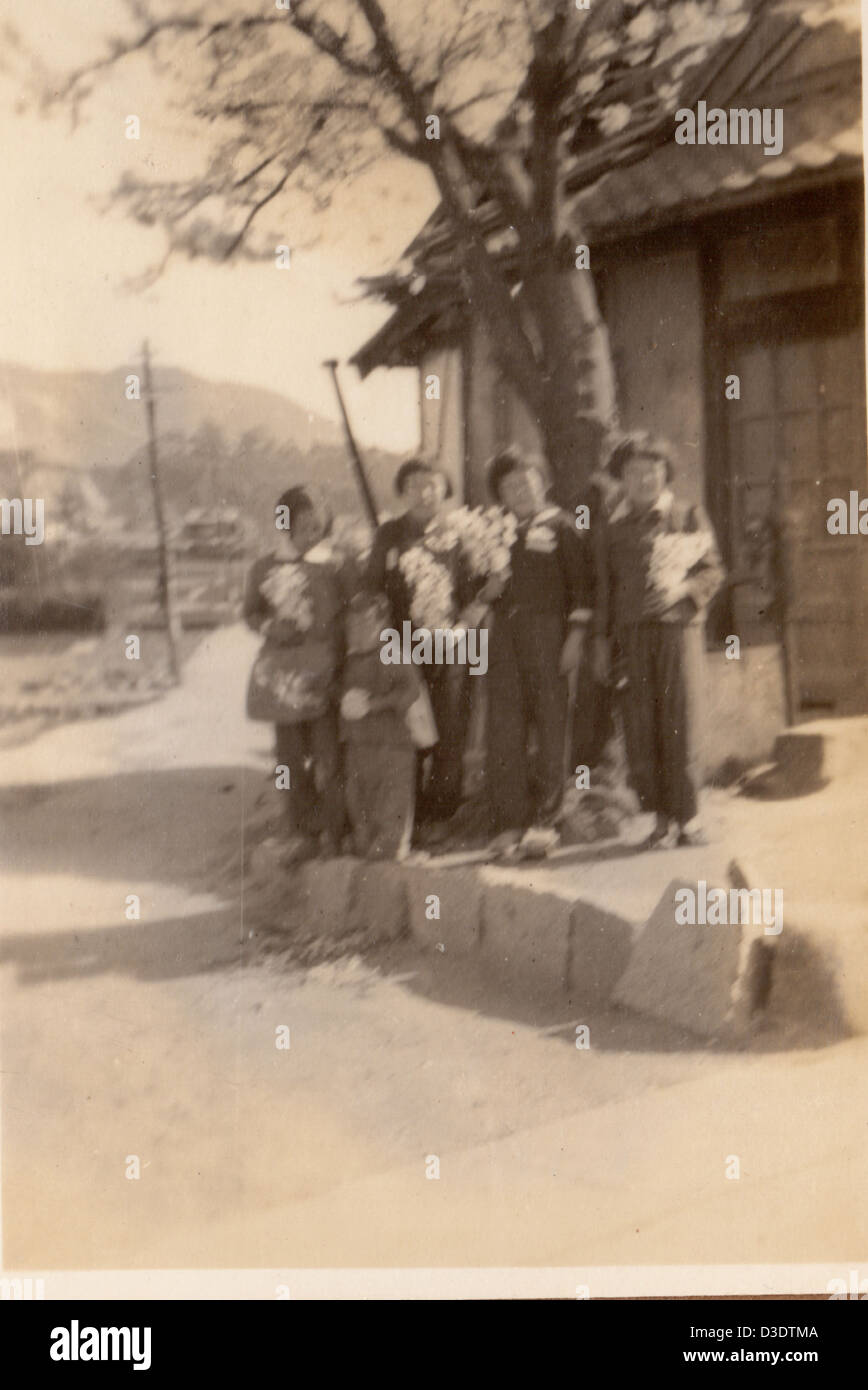 Japanese orphaned children hiroshima hi-res stock photography and ...