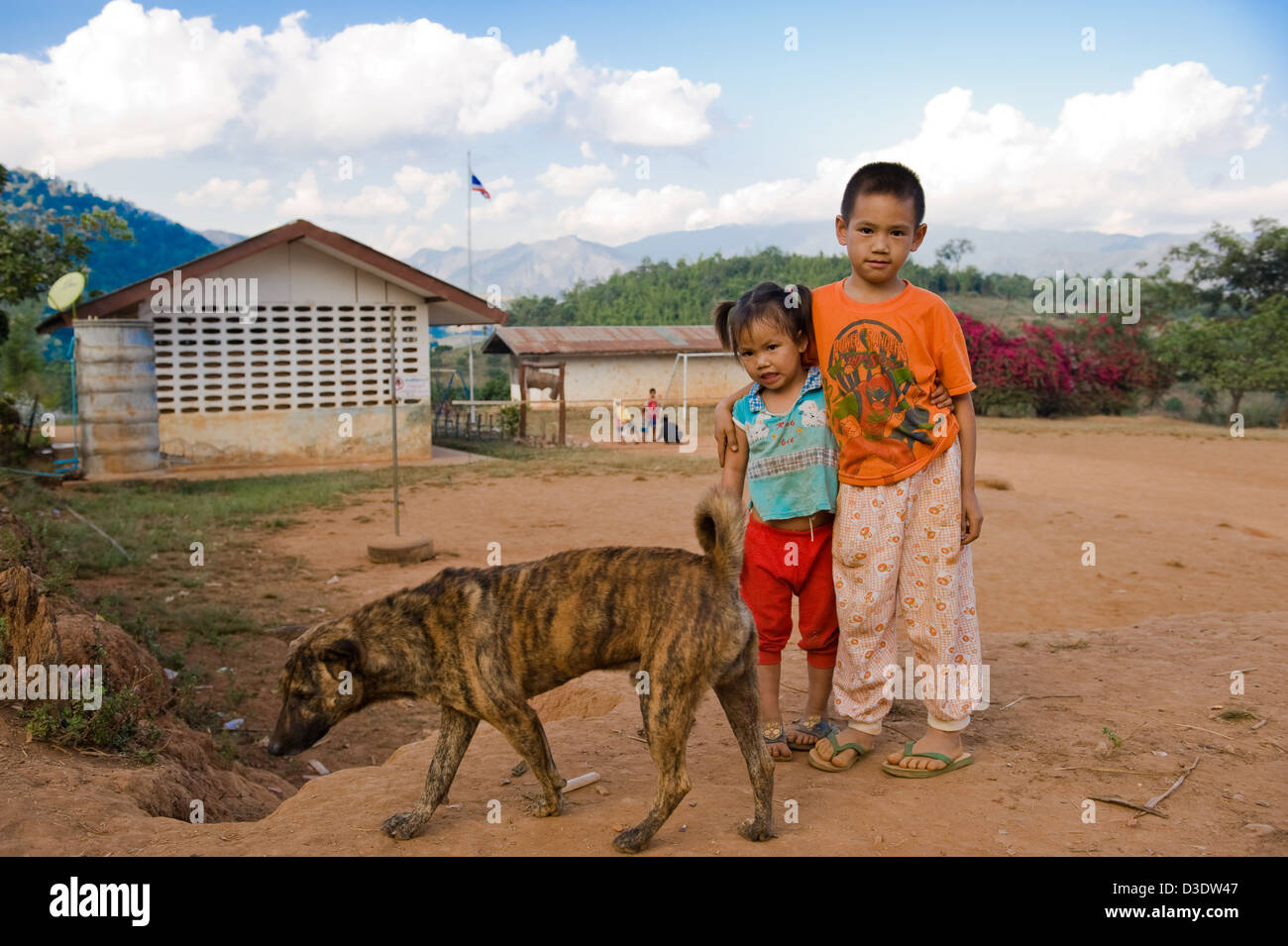 Fang, Thailand, Fluechtlingsgeschwister from Burma with streunendem dog ...