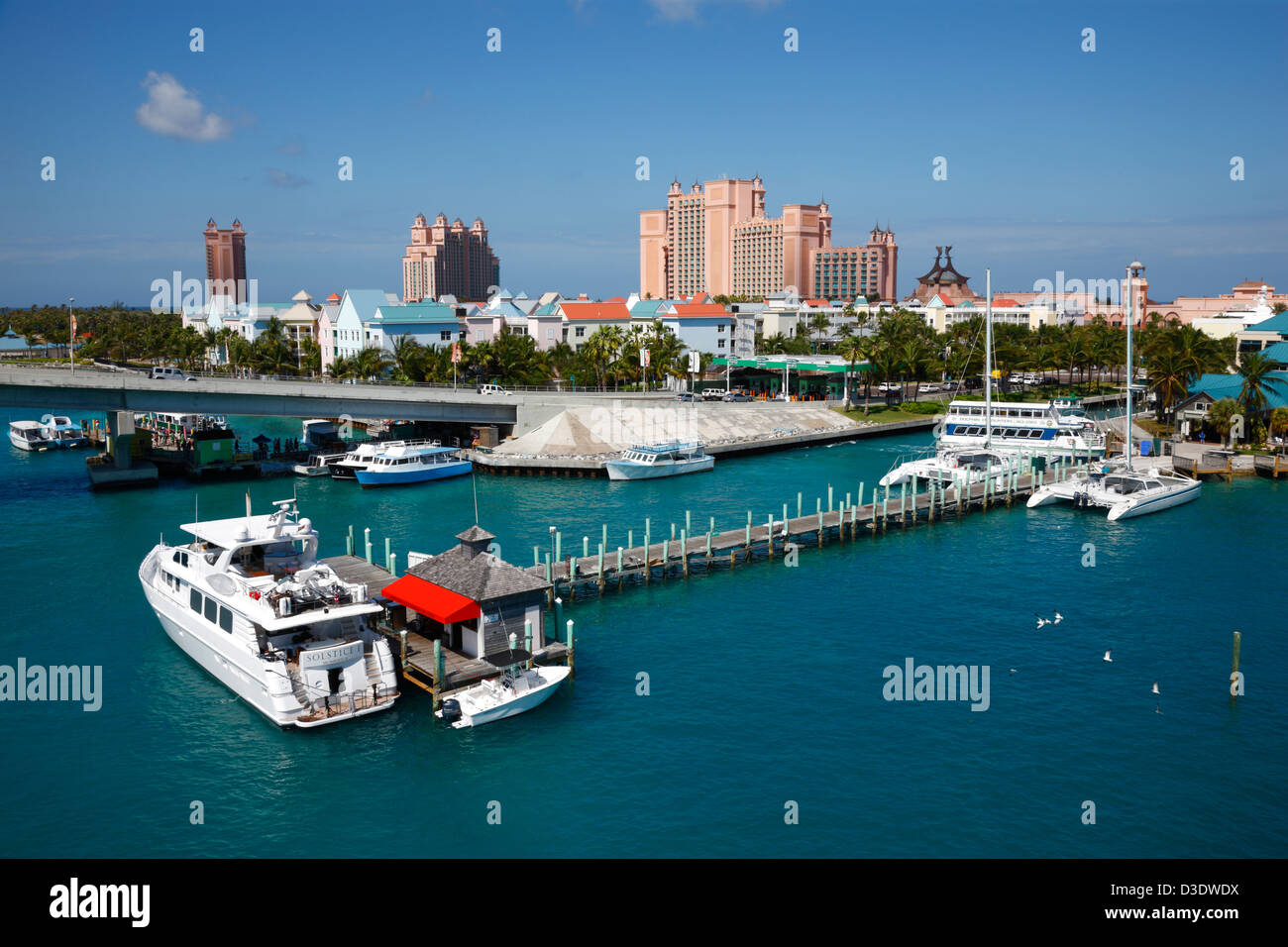 Paradise island bridge bahamas hi-res stock photography and images - Alamy
