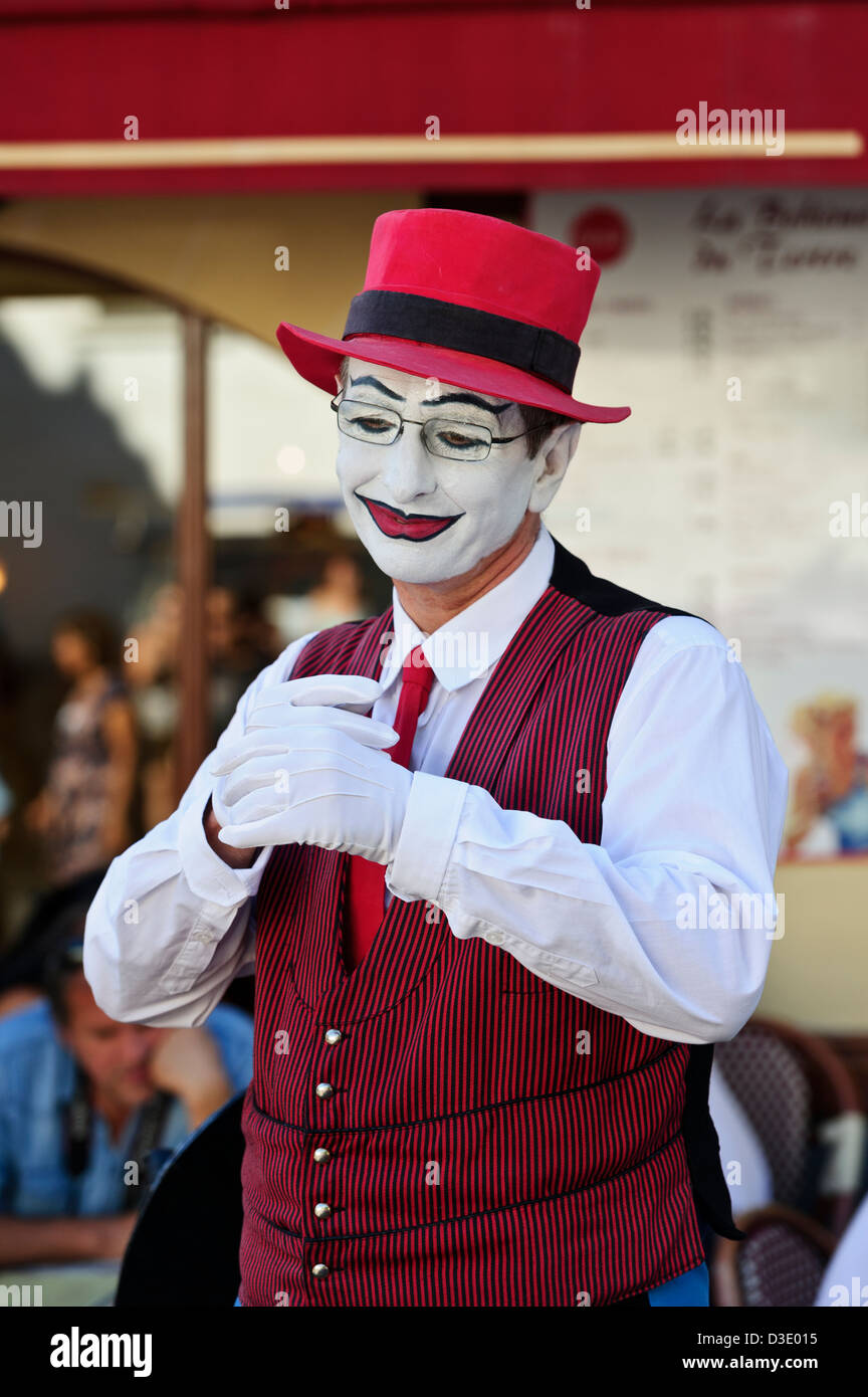 Mime artist performing on the street of Montmartre, Paris, France Stock ...