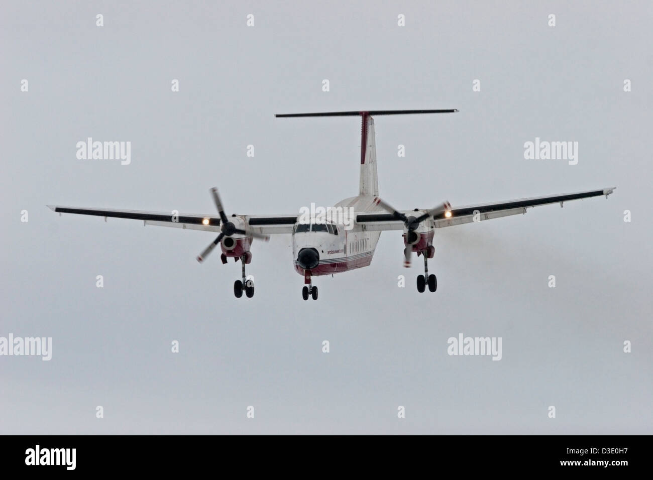 Airplane landing hi-res stock photography and images - Alamy