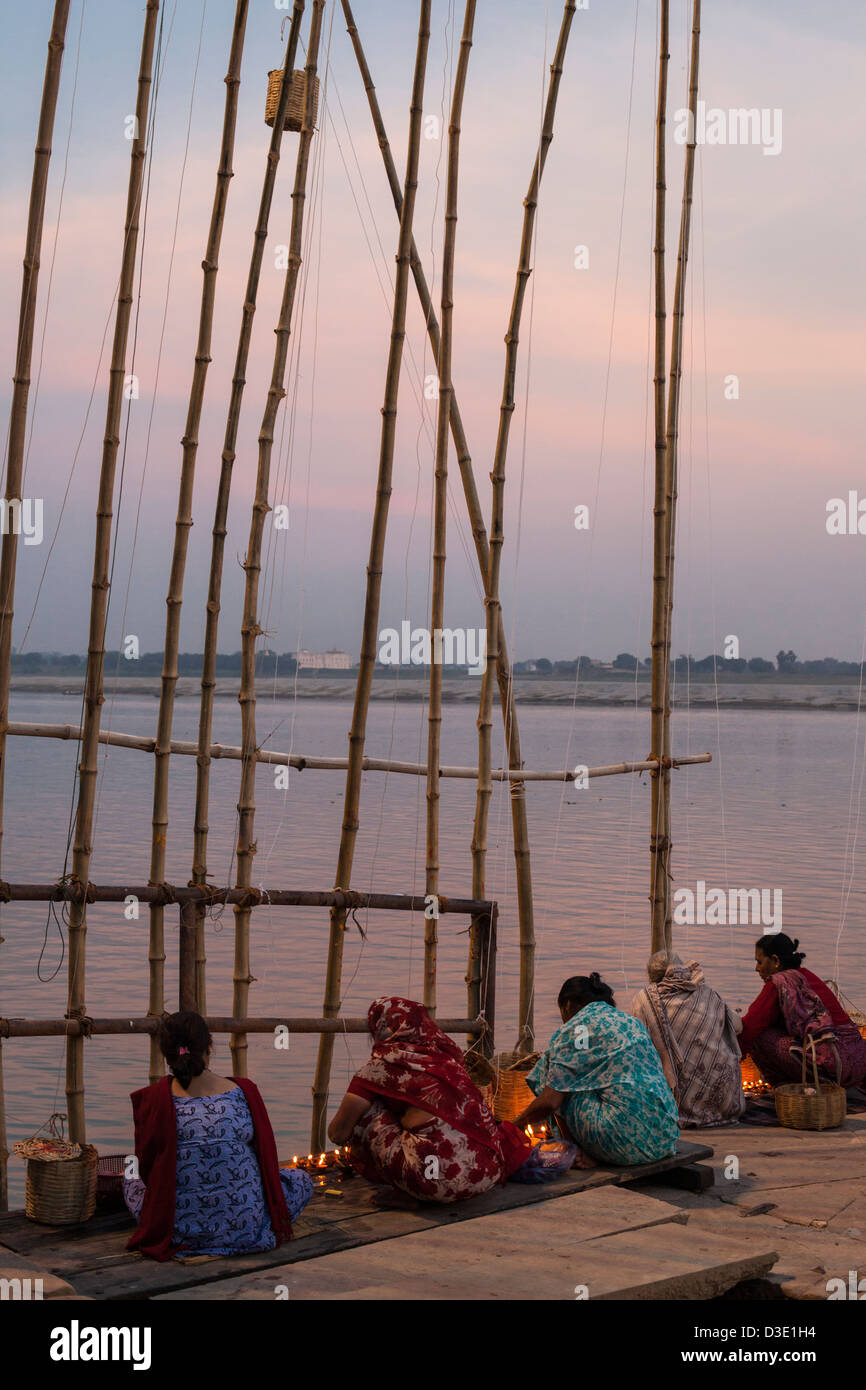 Indian women praying praying at dusk, Varanasi, India Stock Photo - Alamy